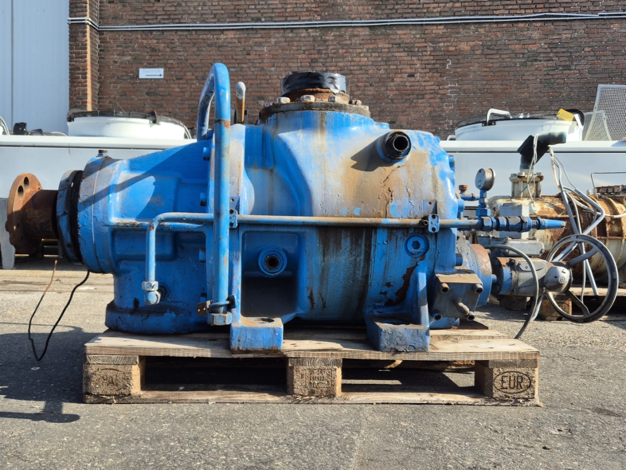 Used MAN CR 200 screw compressor NH3 | HOS BV